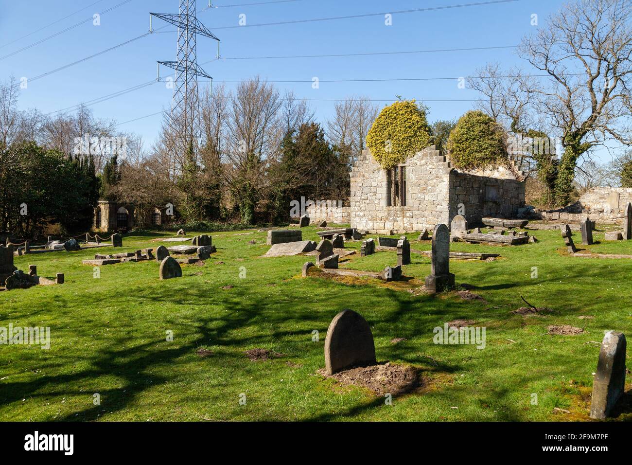 Culross parish church graveyard hi-res stock photography and images - Alamy