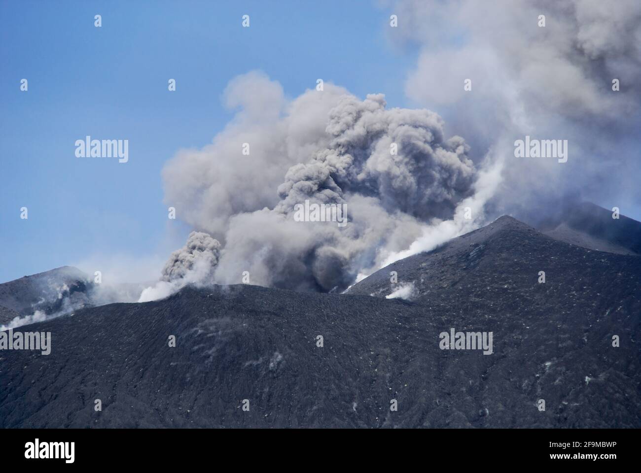 Long island papua new guinea volcano hi-res stock photography and ...