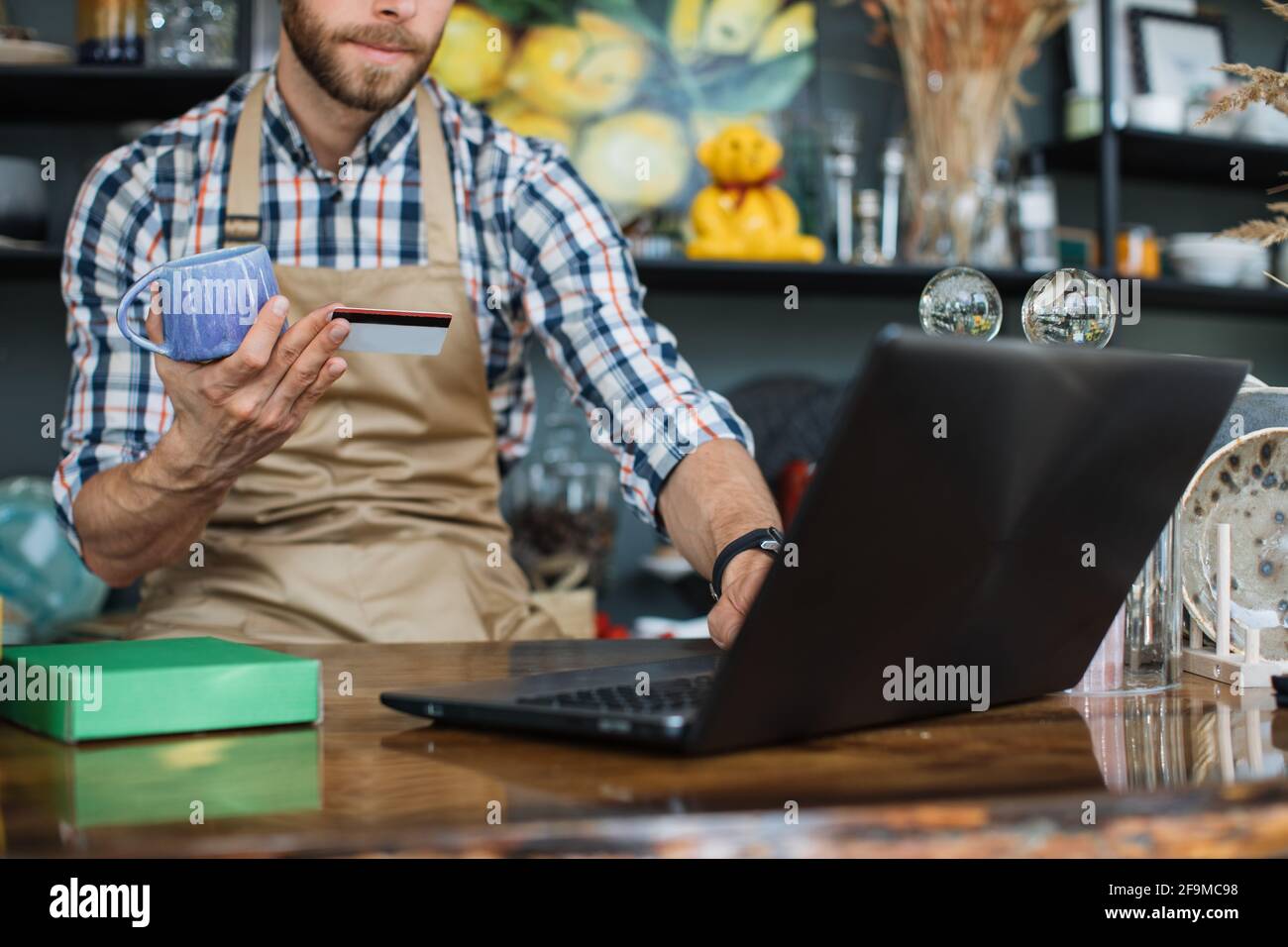Store employee wearing uniform hi-res stock photography and images - Alamy