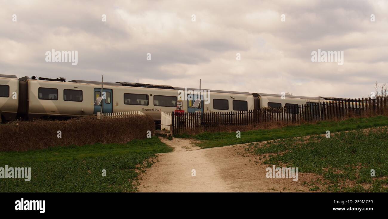 Footpath over railway hi-res stock photography and images - Alamy