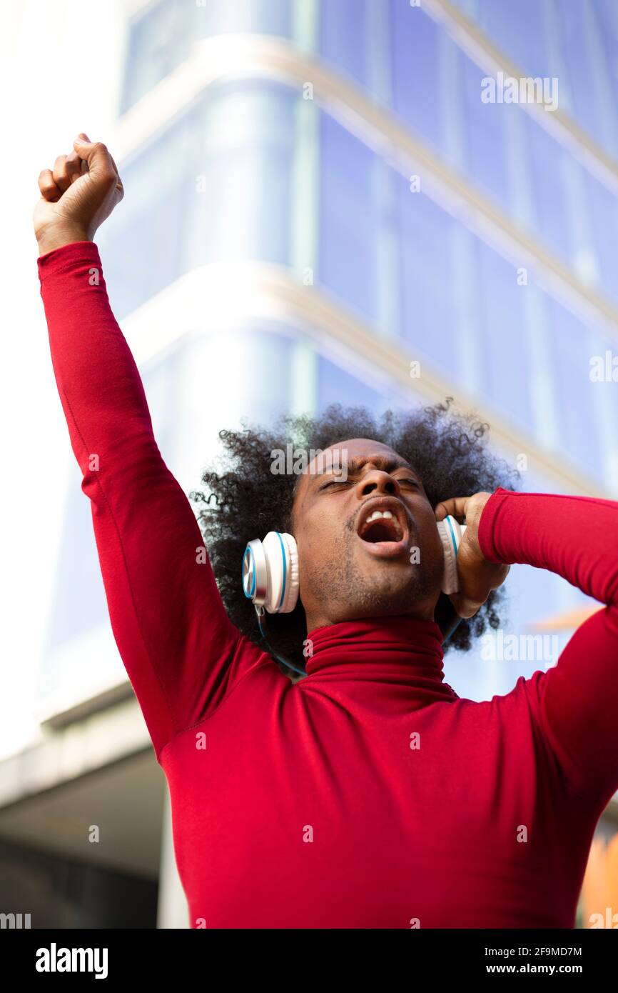 African man singing hi-res stock photography and images - Alamy