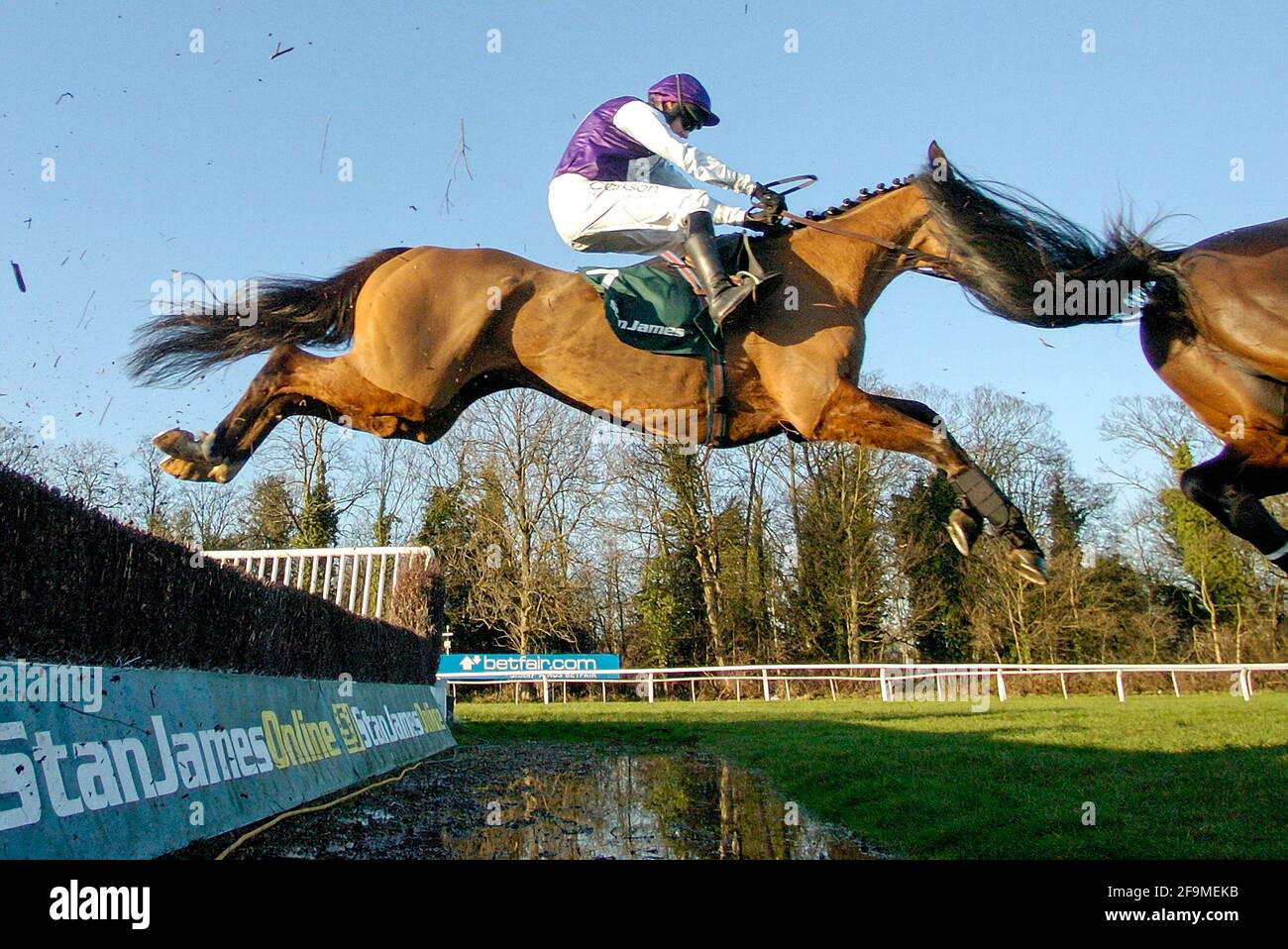 RACING AT KEMPTON PARK 26/12/2004 THE KING GEORGE V1 CHASE THE WINNER ...