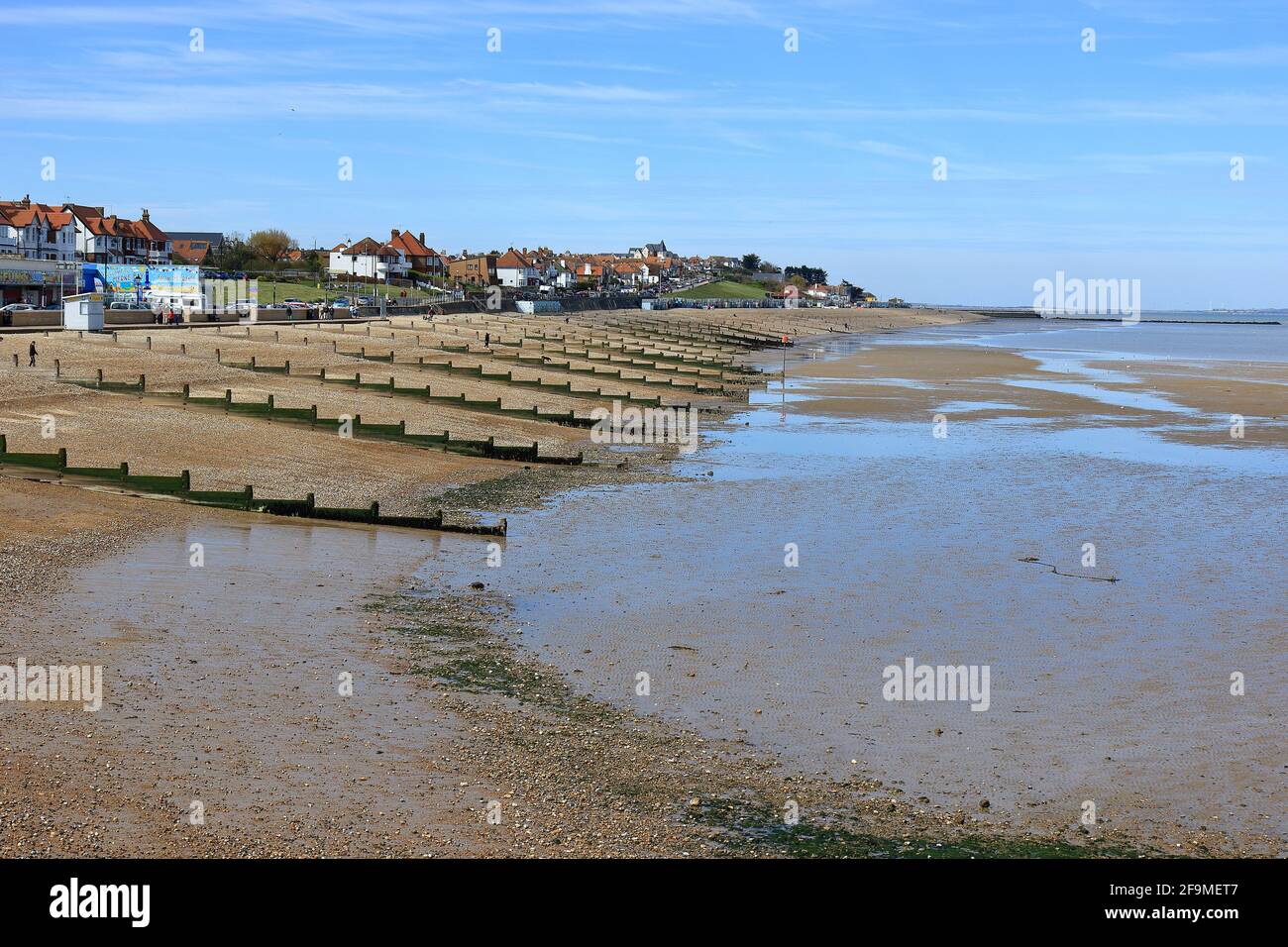 A view of the Groynes and pebbled beach in Herne Bay Stock Photo - Alamy