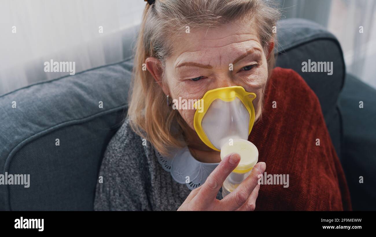 Home sick mask oxygen hi-res stock photography and images - Alamy