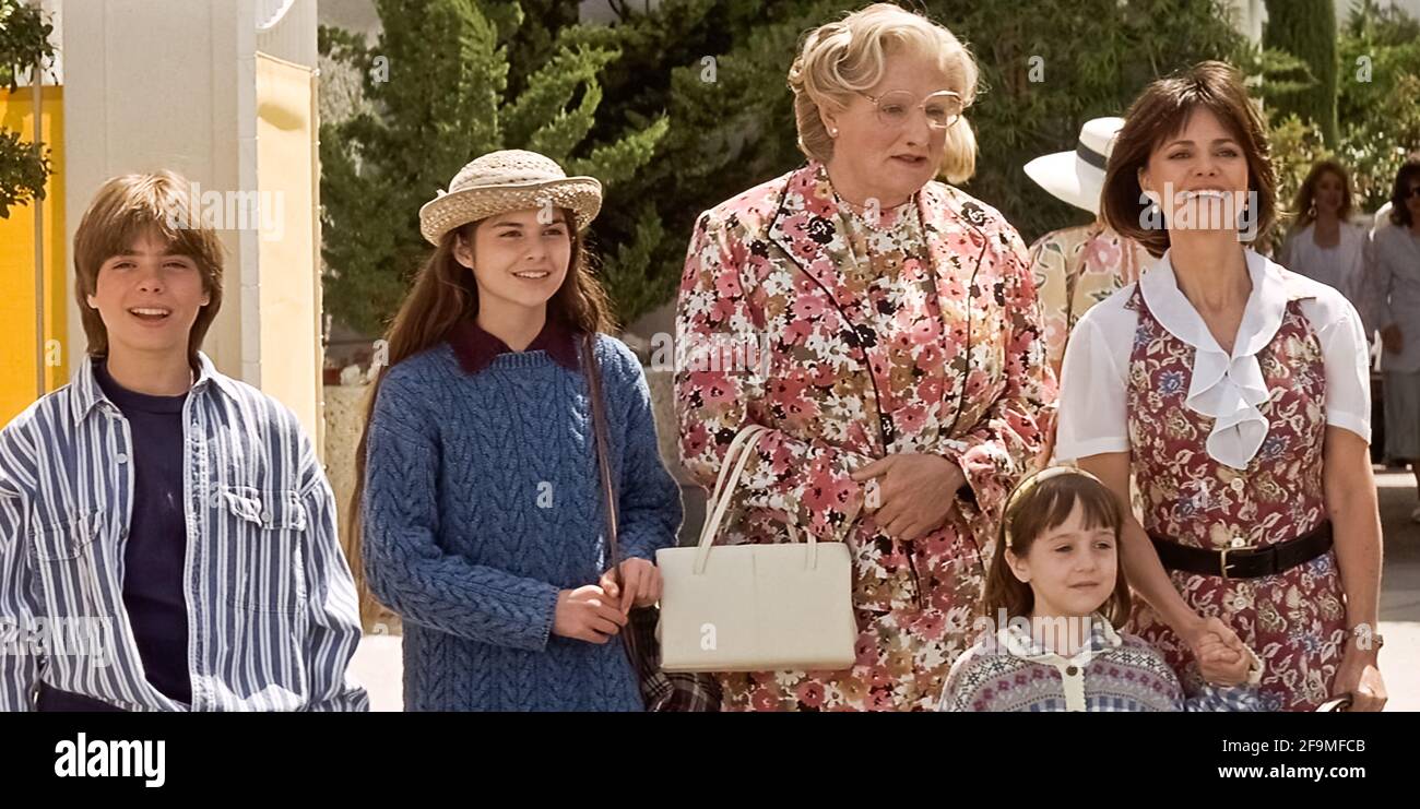 USA. Sally Field, Robin Williams, Lisa Jakub, Matthew Lawrence, and Mara Wilson in a scene from ...