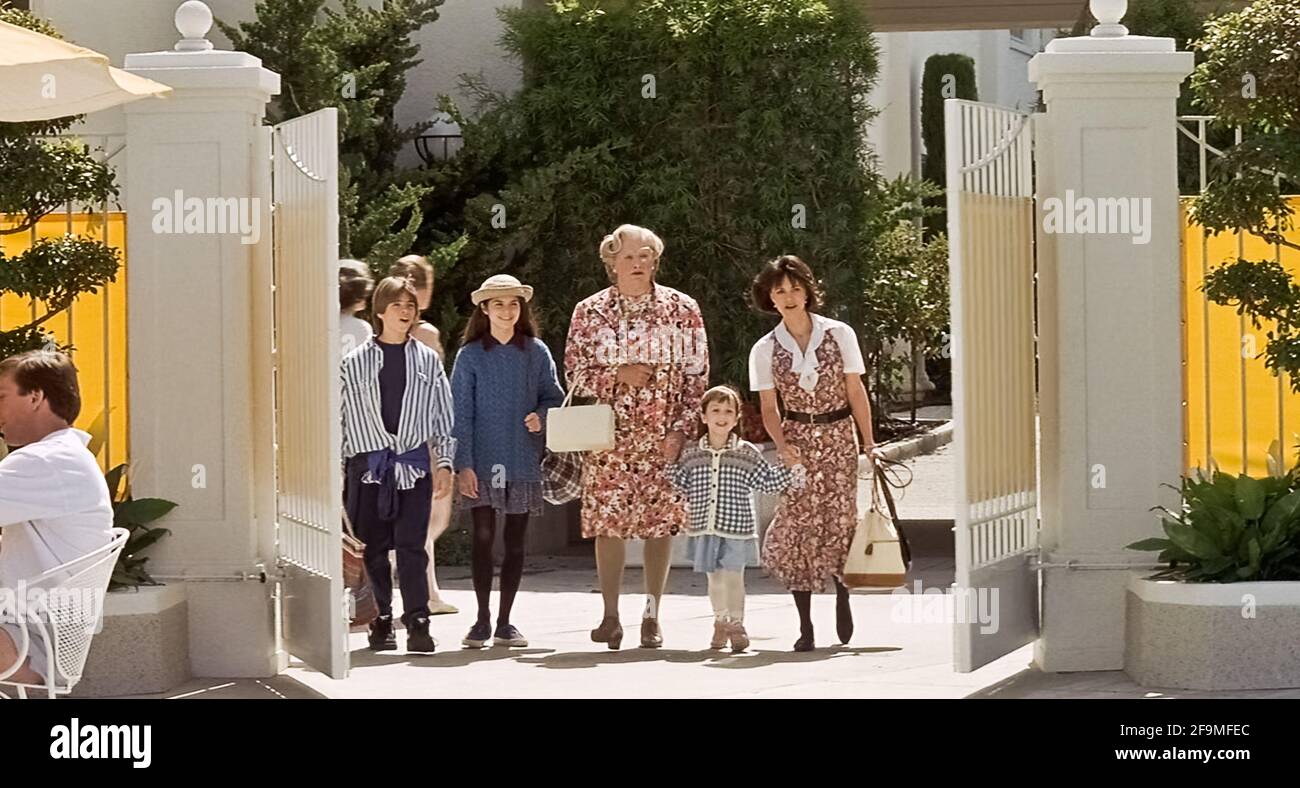 USA. Sally Field, Robin Williams, Lisa Jakub, Matthew Lawrence, and Mara Wilson in a scene from ...