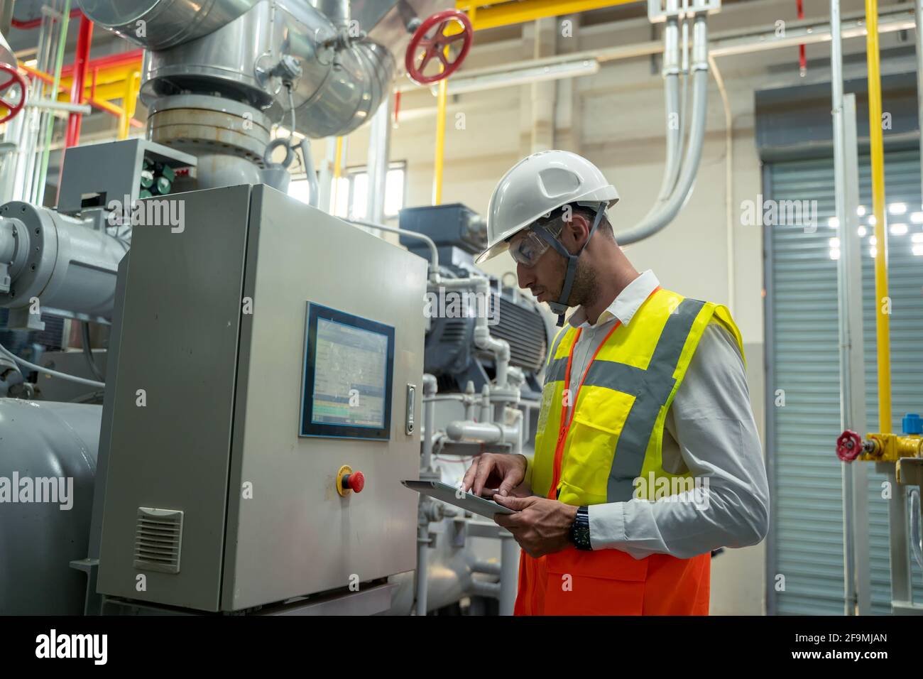 Technician control buildings hi-res stock photography and images - Alamy