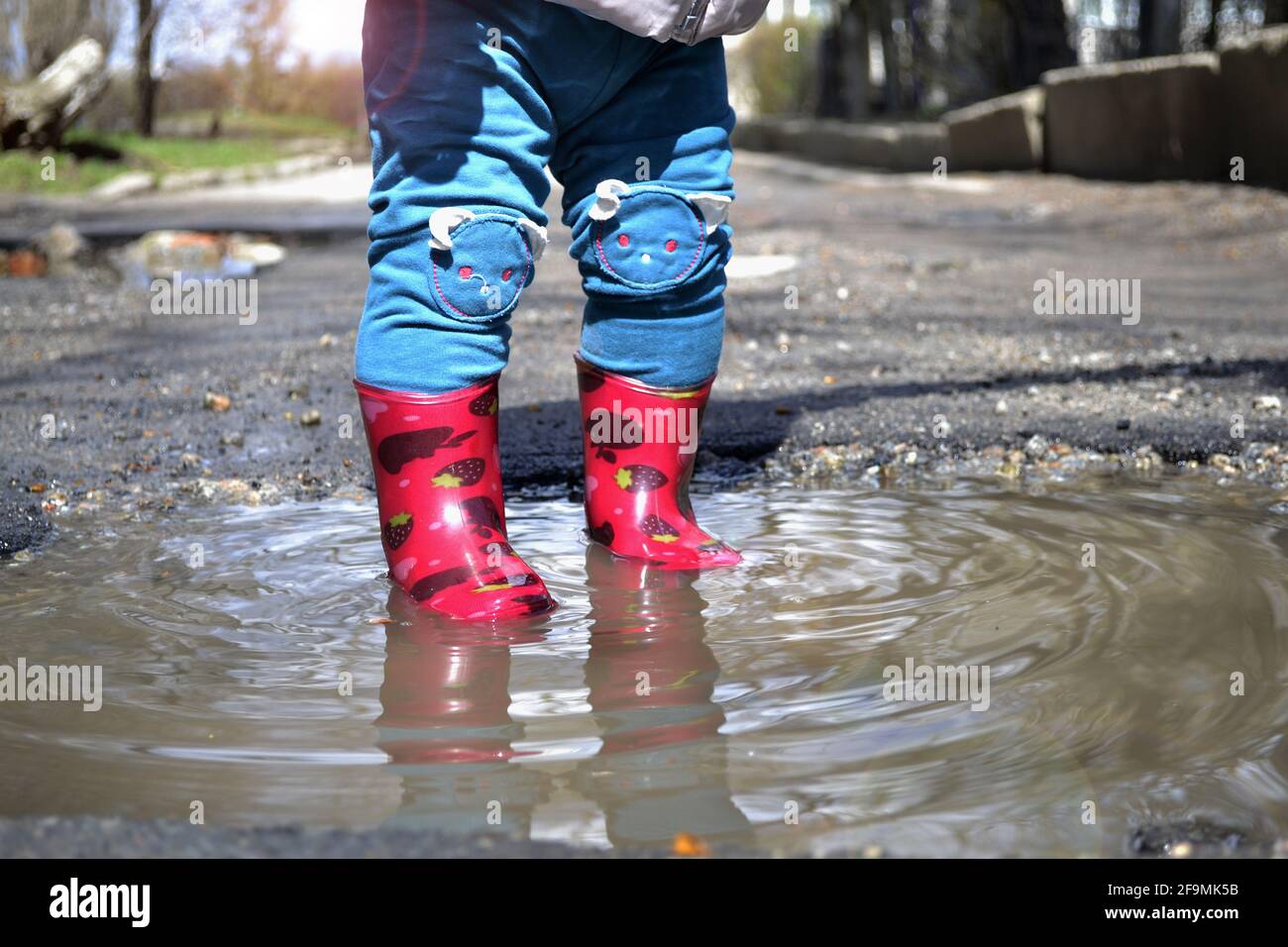 child is standing in a puddle Stock Photo - Alamy