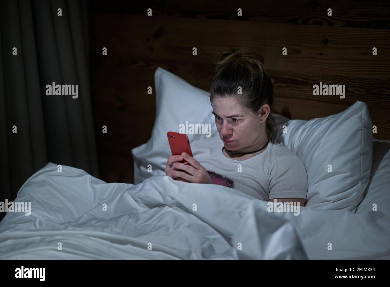 Smartphone usage in bed at night Stock Photo - Alamy