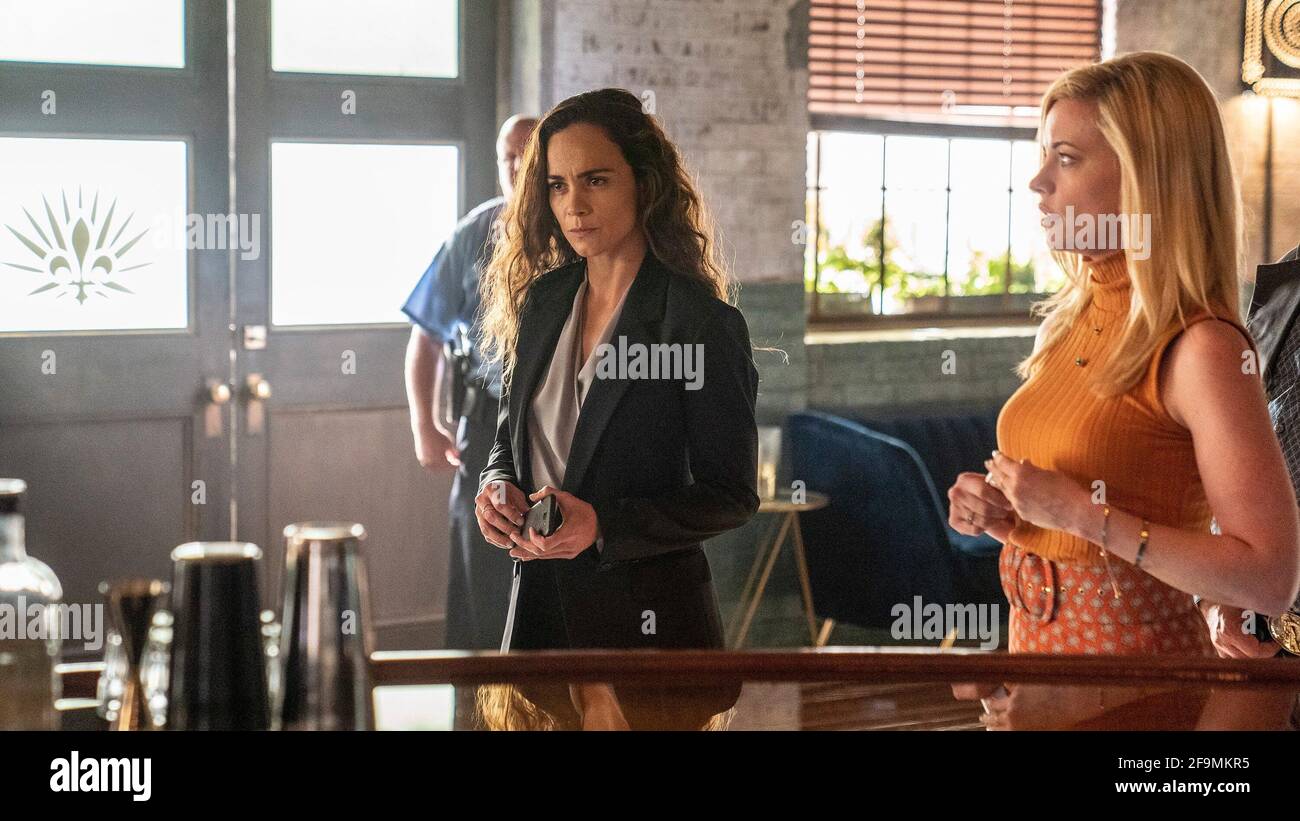 QUEEN OF THE SOUTH, from left: Alice Braga, Molly Burnett, 'Me Llevo ...