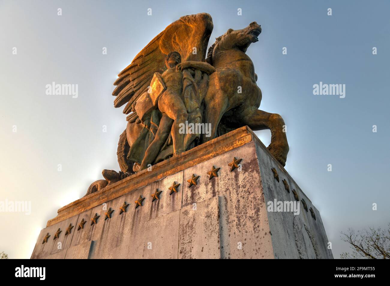 Arts of Peace, bronze, fire-gilded statue groups on Lincoln Memorial ...