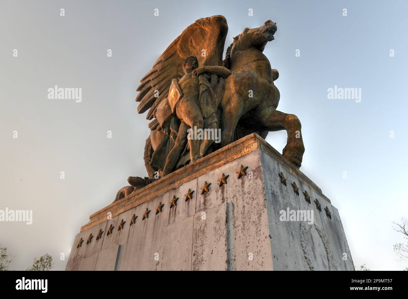 Arts of Peace, bronze, fire-gilded statue groups on Lincoln Memorial ...