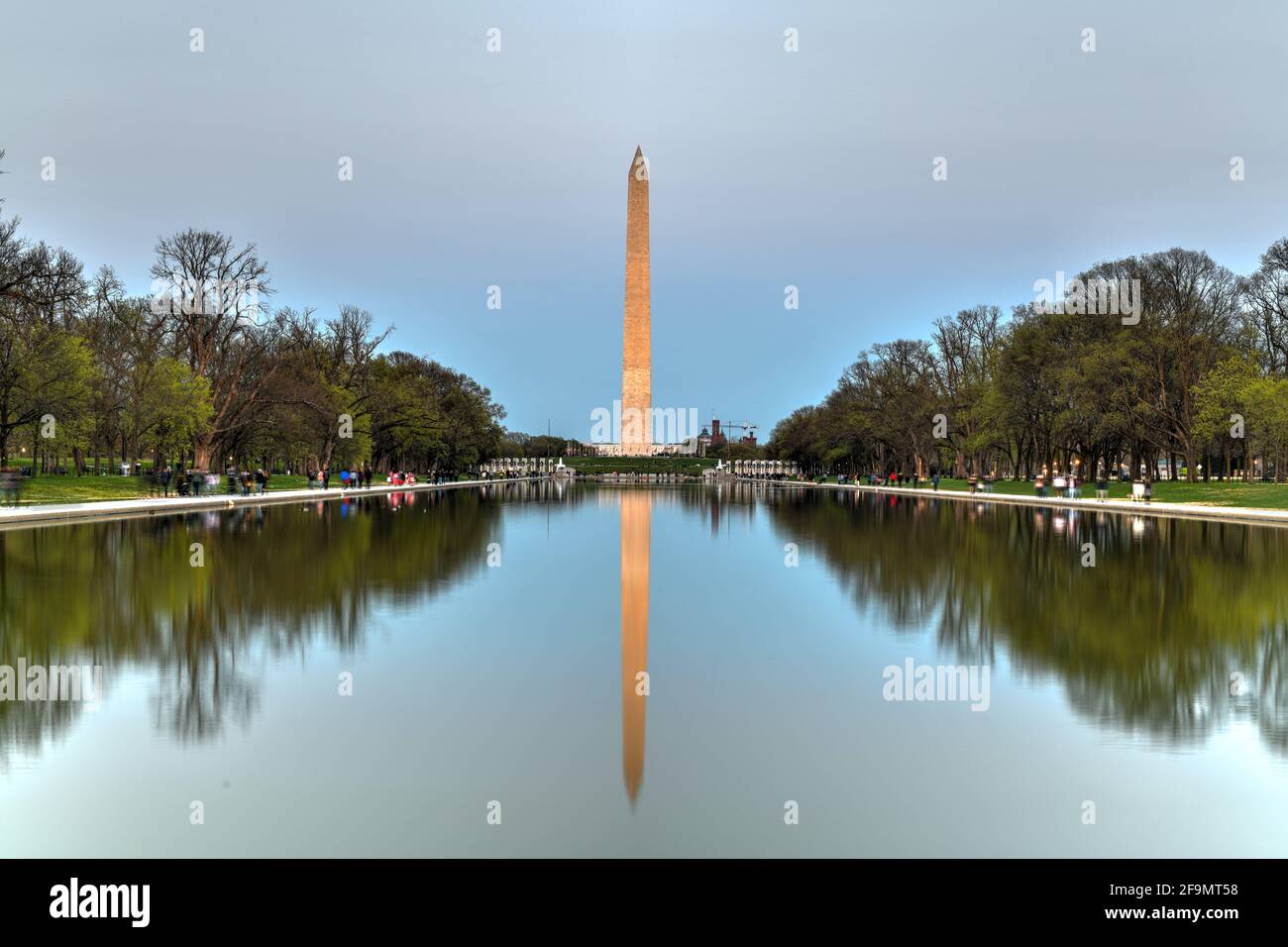 Washington Monument reflecting in the Lincoln Memorial Reflecting Pool ...