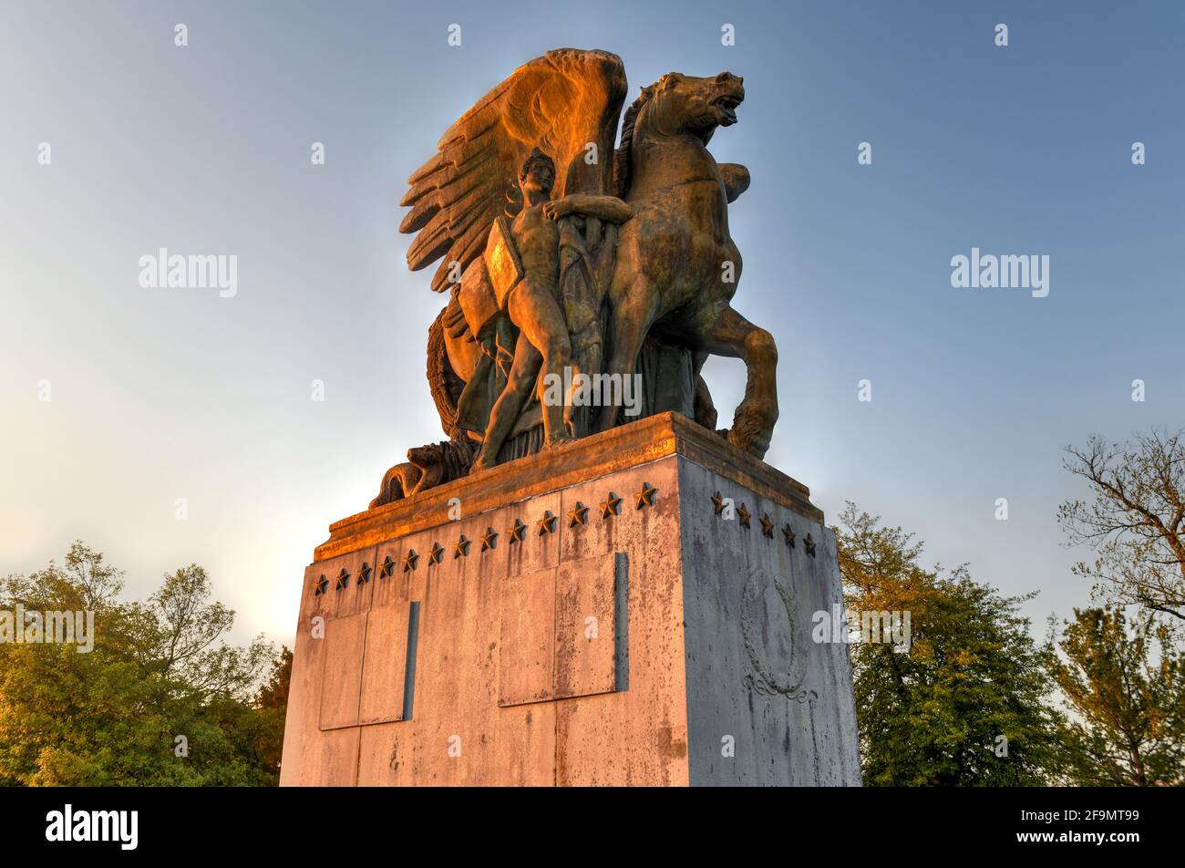 Arts of Peace, bronze, fire-gilded statue groups on Lincoln Memorial ...