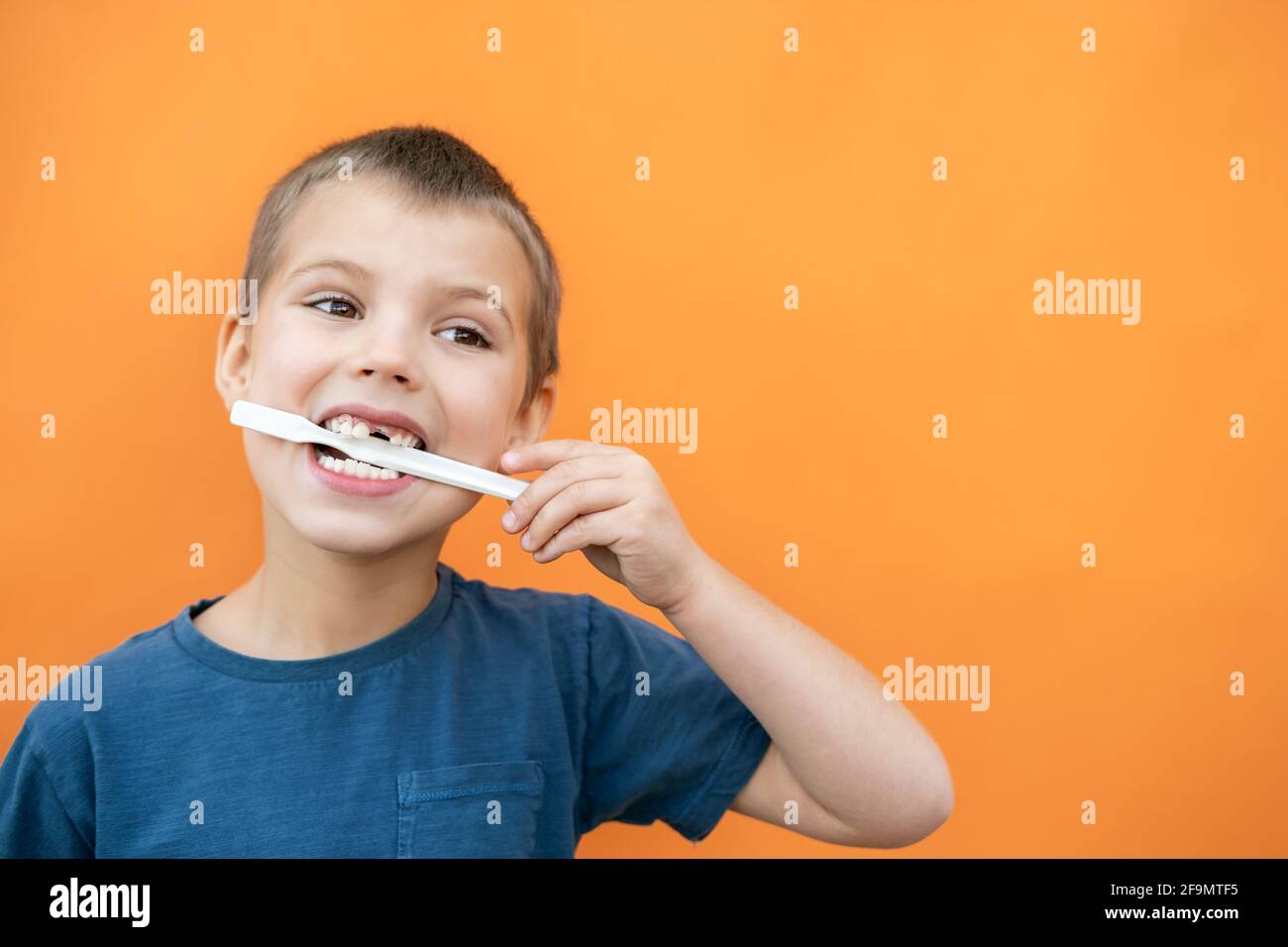 Smile without showing teeth hi-res stock photography and images - Alamy