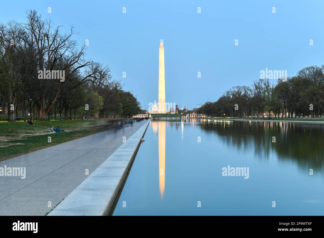 Washington Monument reflecting in the Lincoln Memorial Reflecting Pool ...