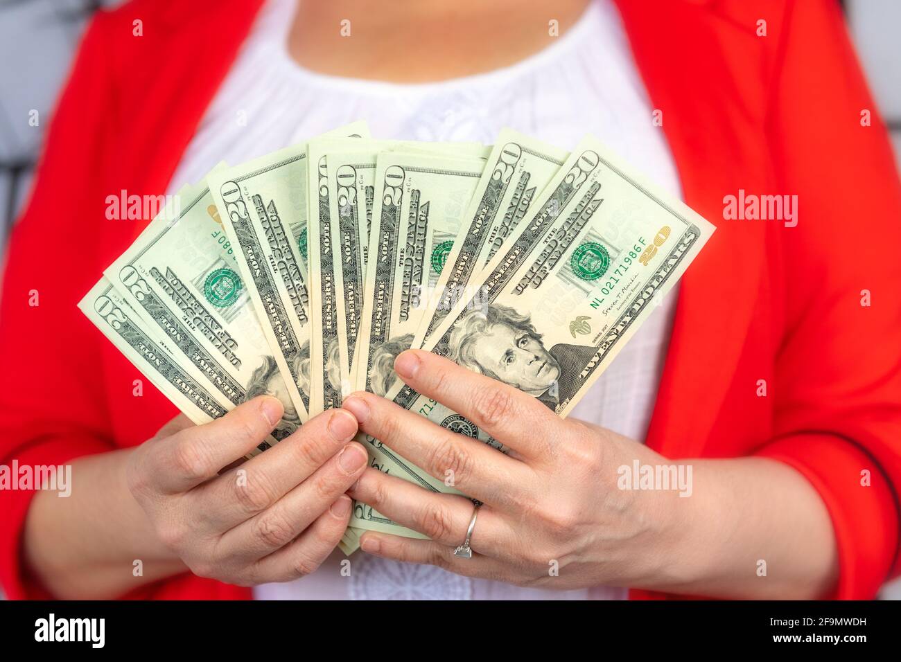Hand holding usd cash hi-res stock photography and images - Alamy