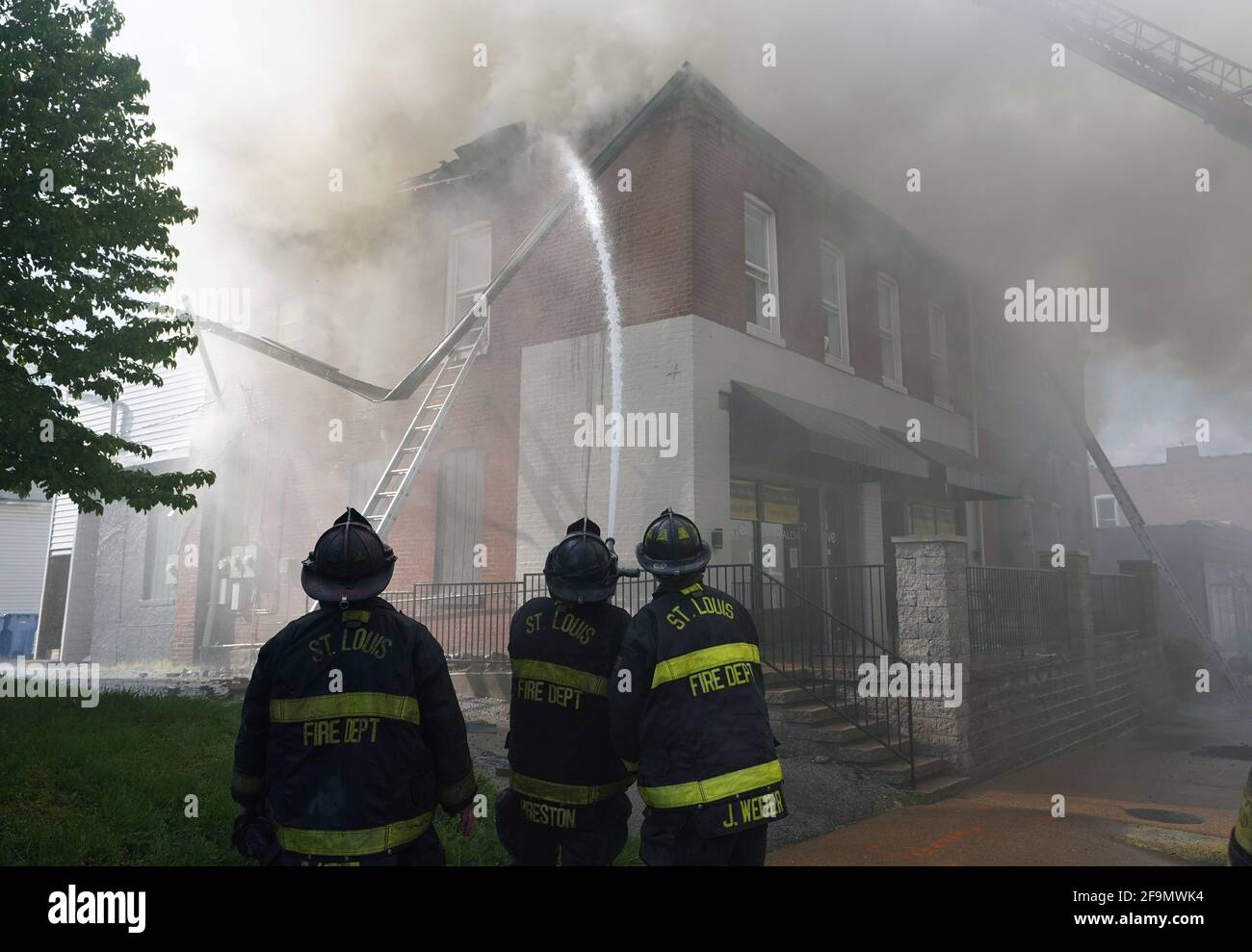 St. Louis, United States. 19th Apr, 2021. St. Louis firefighters battle ...