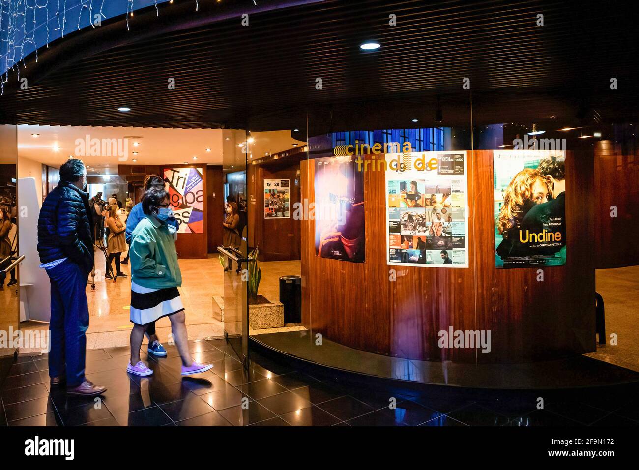 Full movie hall hi-res stock photography and images - Alamy