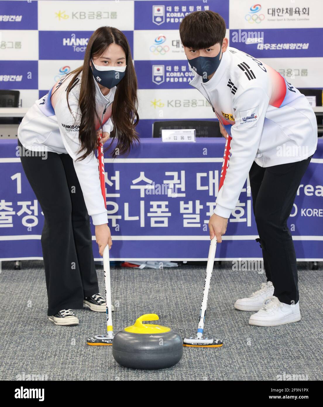 20th Apr, 2021. S. Korean mixed doubles curling team Members of the ...