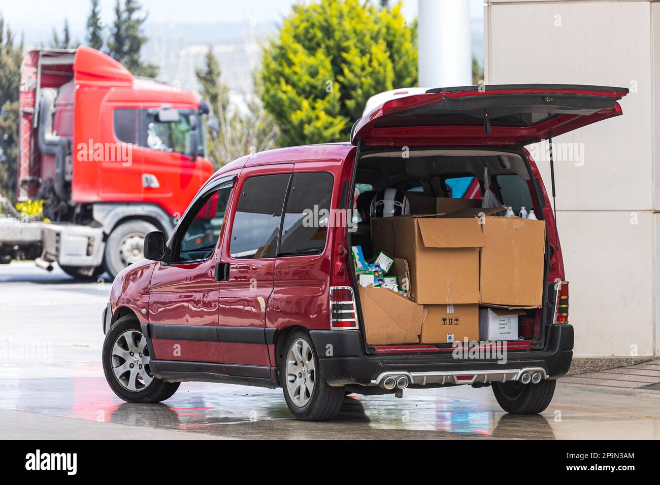 Car on open boot full hi-res stock photography and images - Alamy