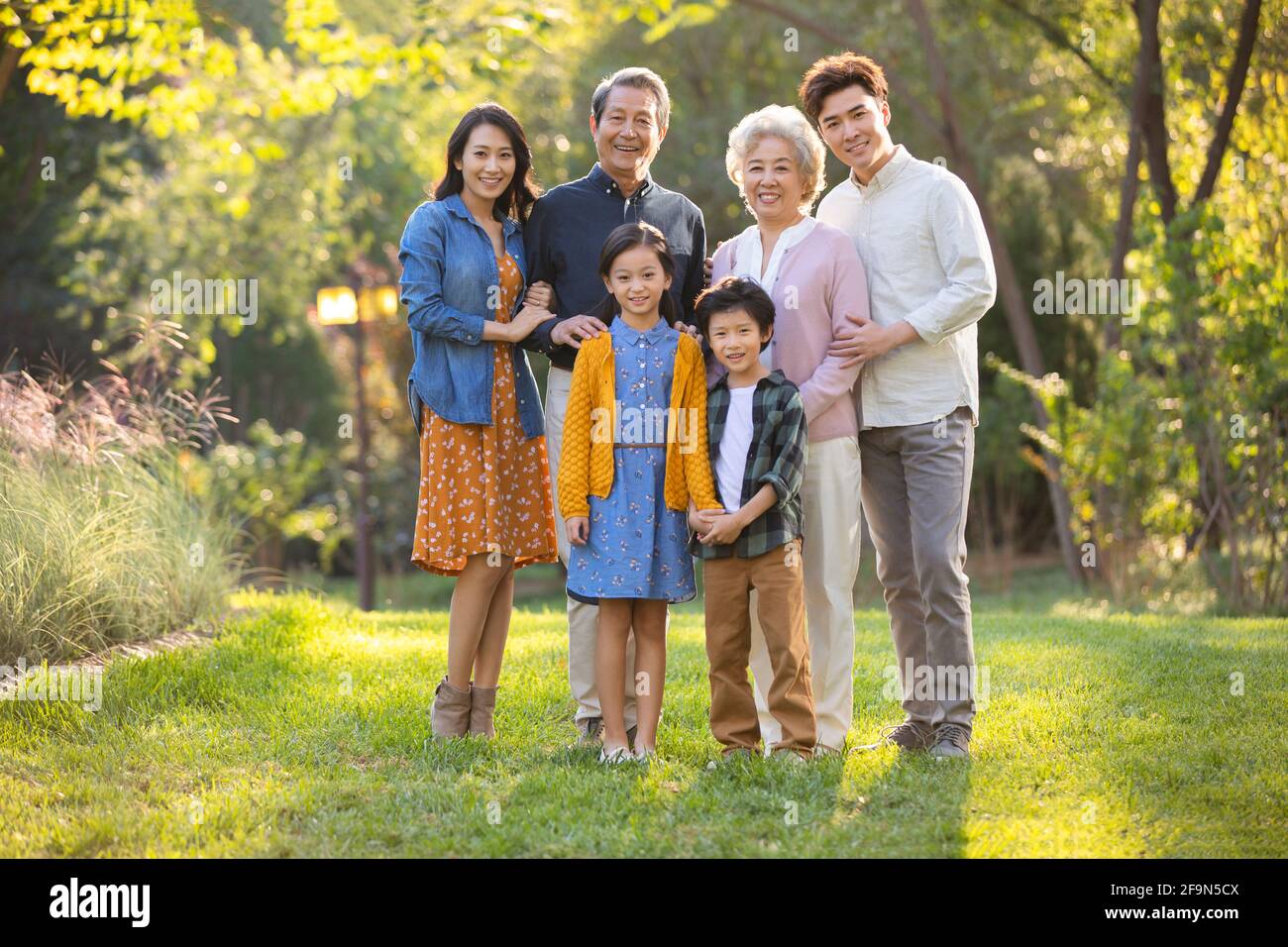 Family reunion park fun hi-res stock photography and images - Alamy