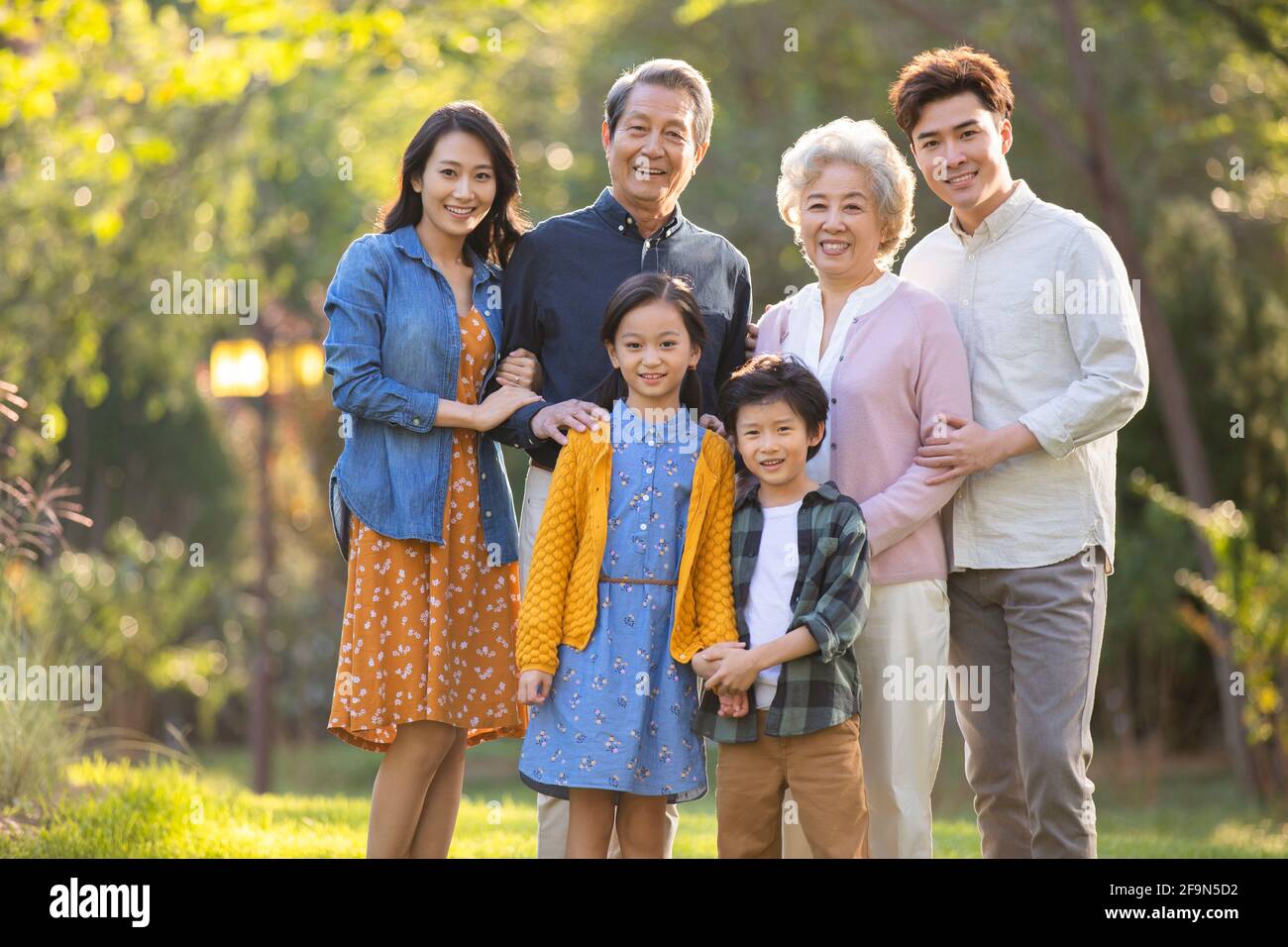 Family reunion park fun hi-res stock photography and images - Alamy