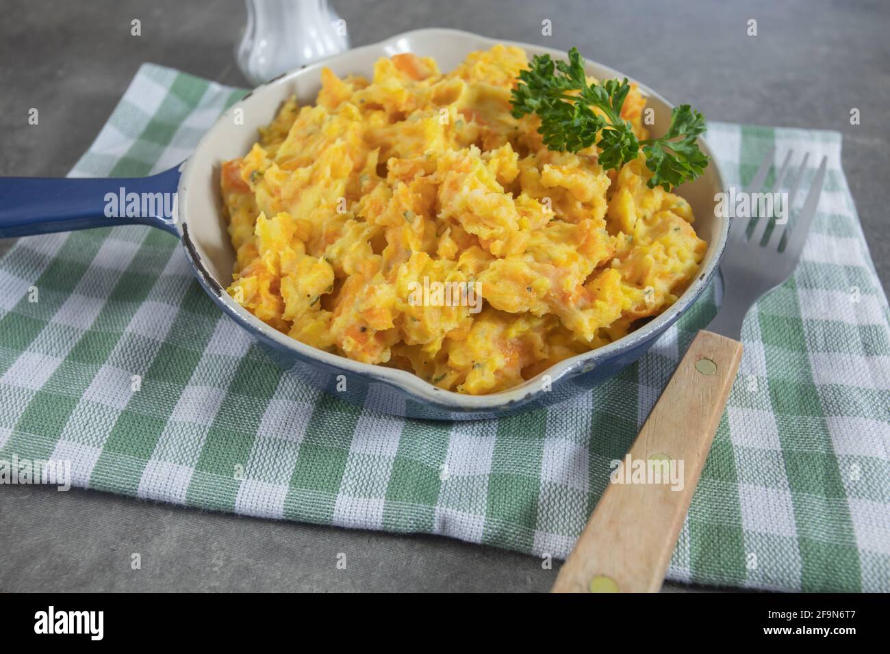 mashed carrot and potato in a dish Stock Photo - Alamy