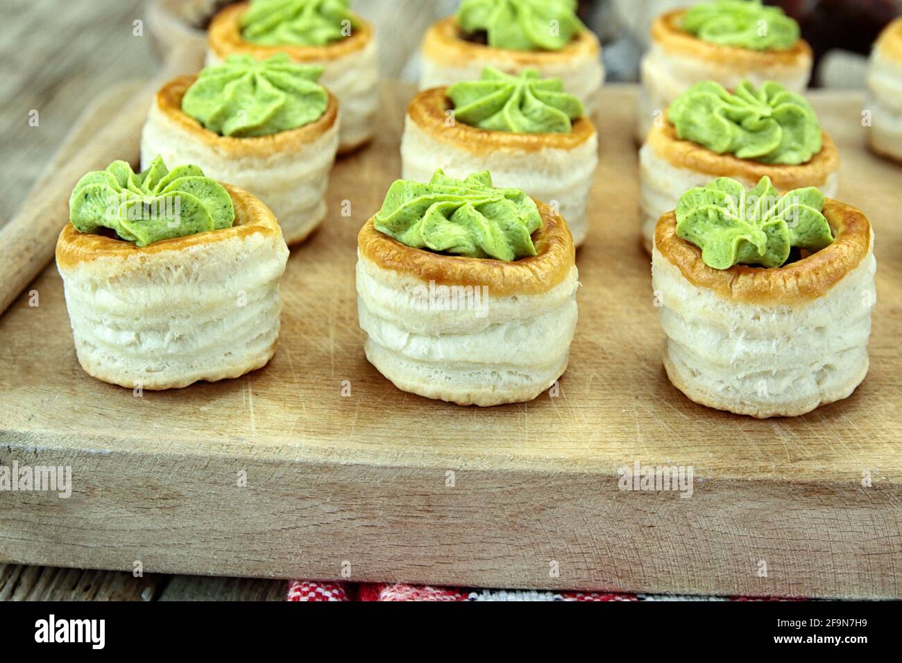 Snail puff pastry hi-res stock photography and images - Alamy