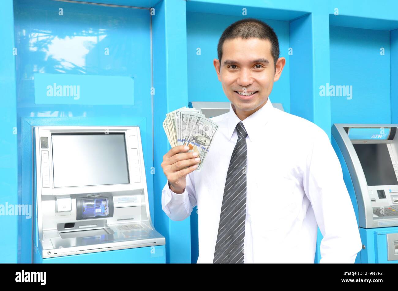 Atm machines hi-res stock photography and images - Alamy