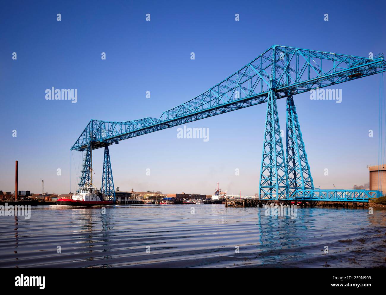 Transporter bridge crossing river hi-res stock photography and images ...