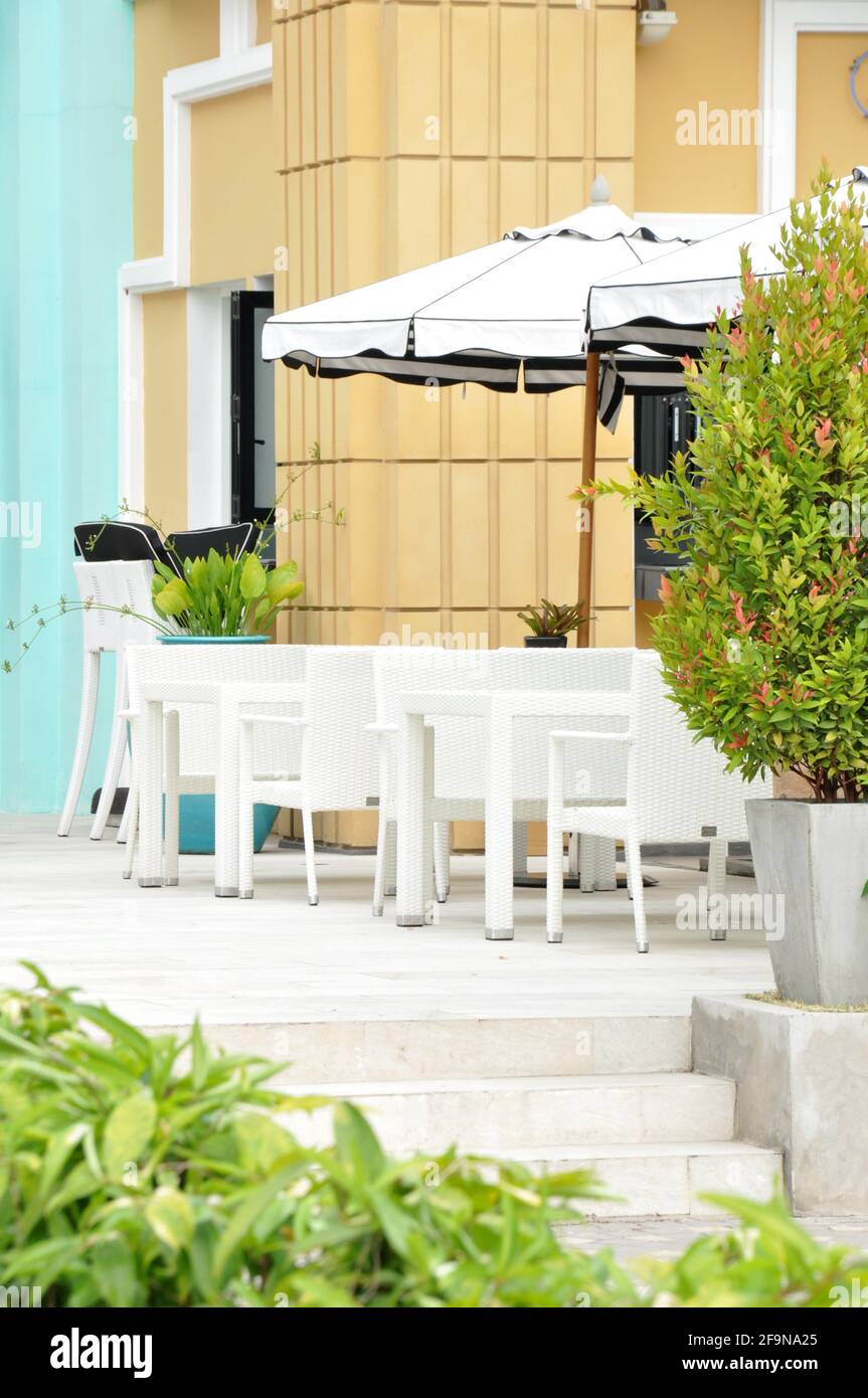 Outdoor garden patio restaurant hi-res stock photography and images - Alamy