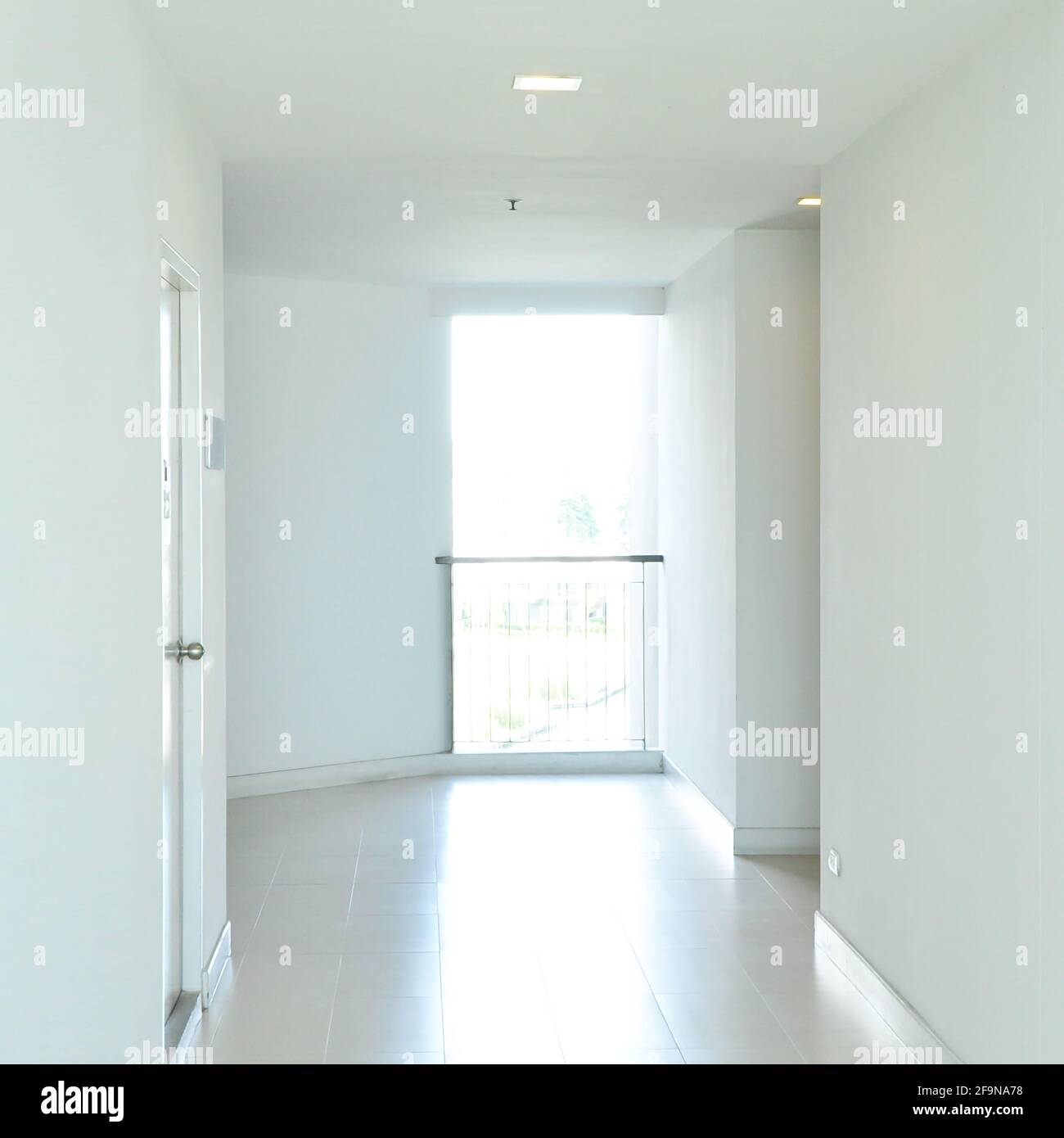 Empty hallway office hi-res stock photography and images - Alamy