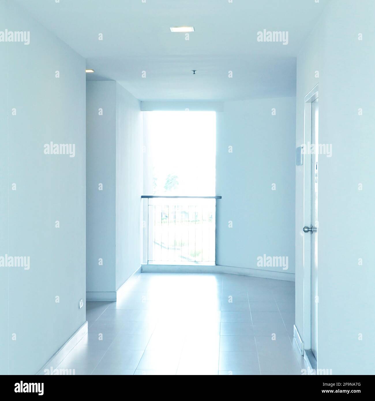 Empty hallway office hi-res stock photography and images - Alamy