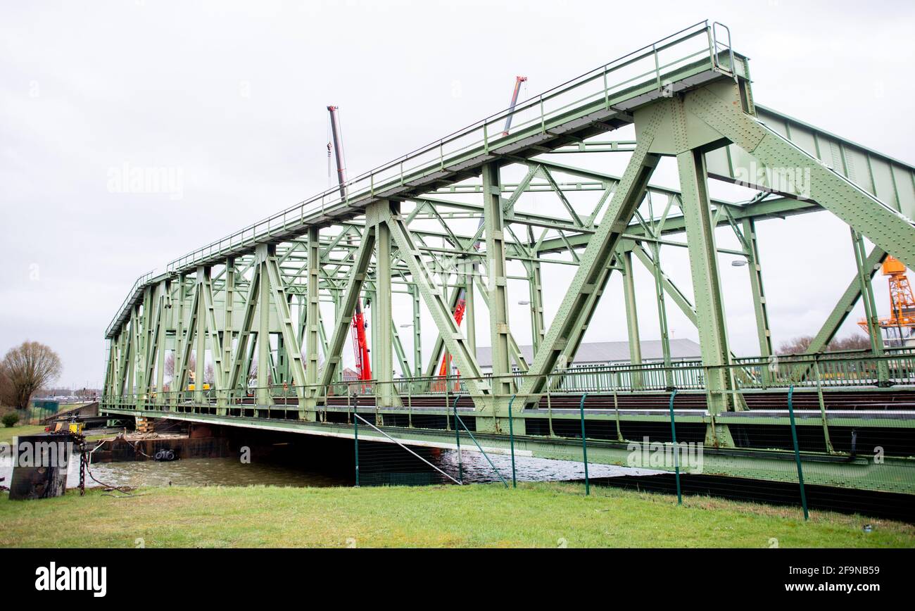 Pontoon bridges in germany hi-res stock photography and images - Alamy