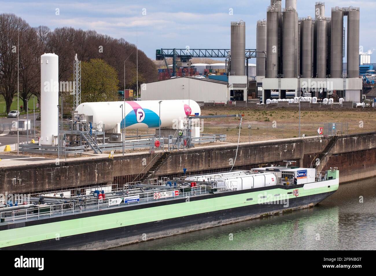 Liquified natural gas powered ship hi-res stock photography and images ...