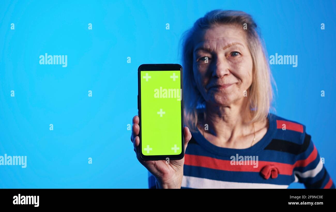 Old woman smartphone green screen hi-res stock photography and images ...