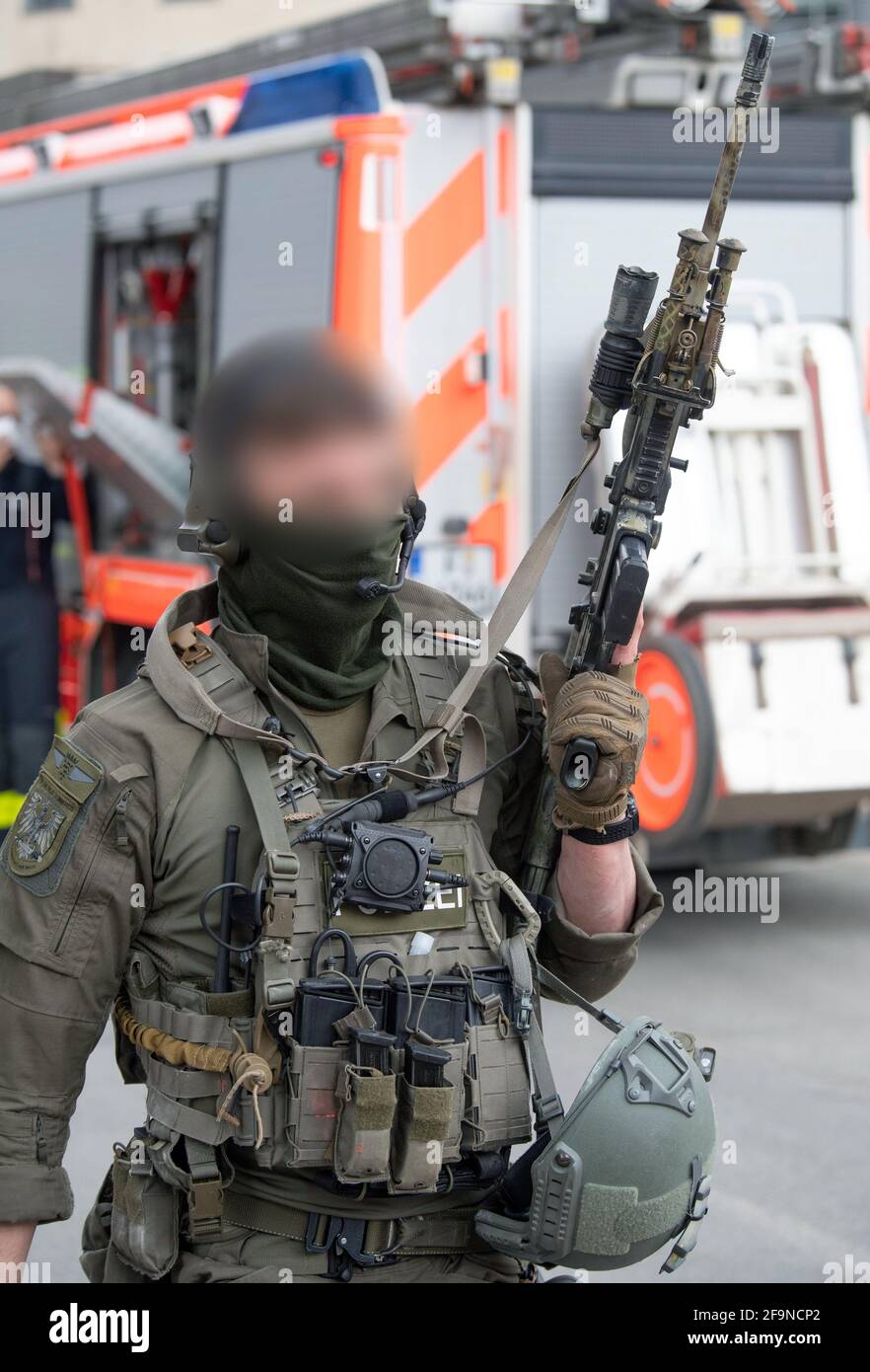 19 April 2021, Hessen, Frankfurt/Main: Officers of a special task force ...