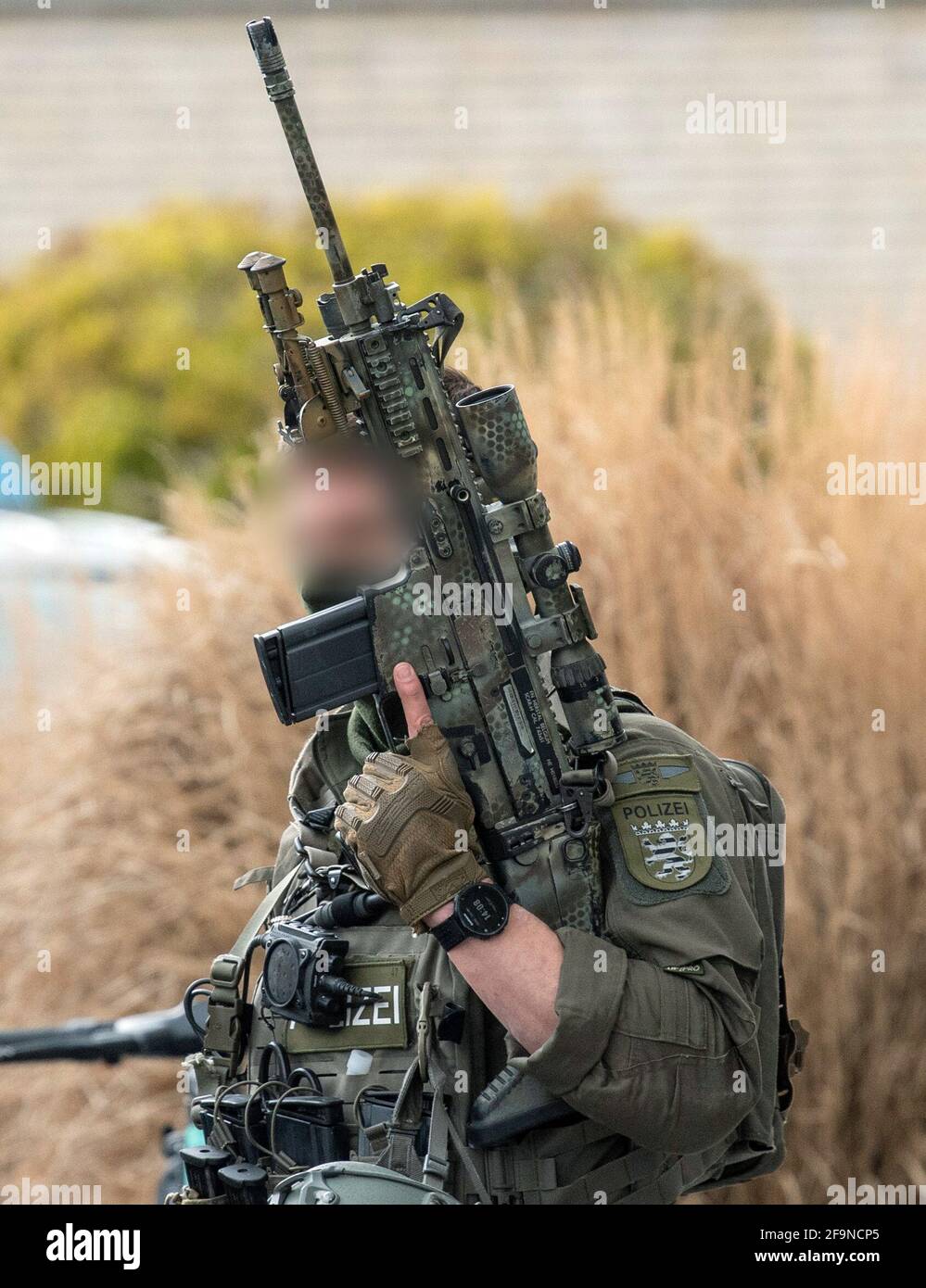 19 April 2021, Hessen, Frankfurt/Main: Officers of a special task force ...
