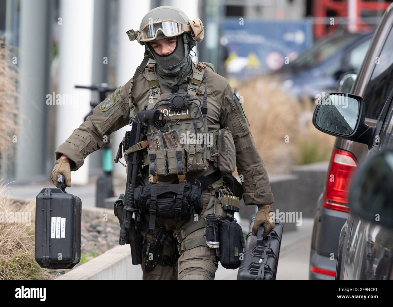 19 April 2021, Hessen, Frankfurt/Main: Officers of a special task force ...