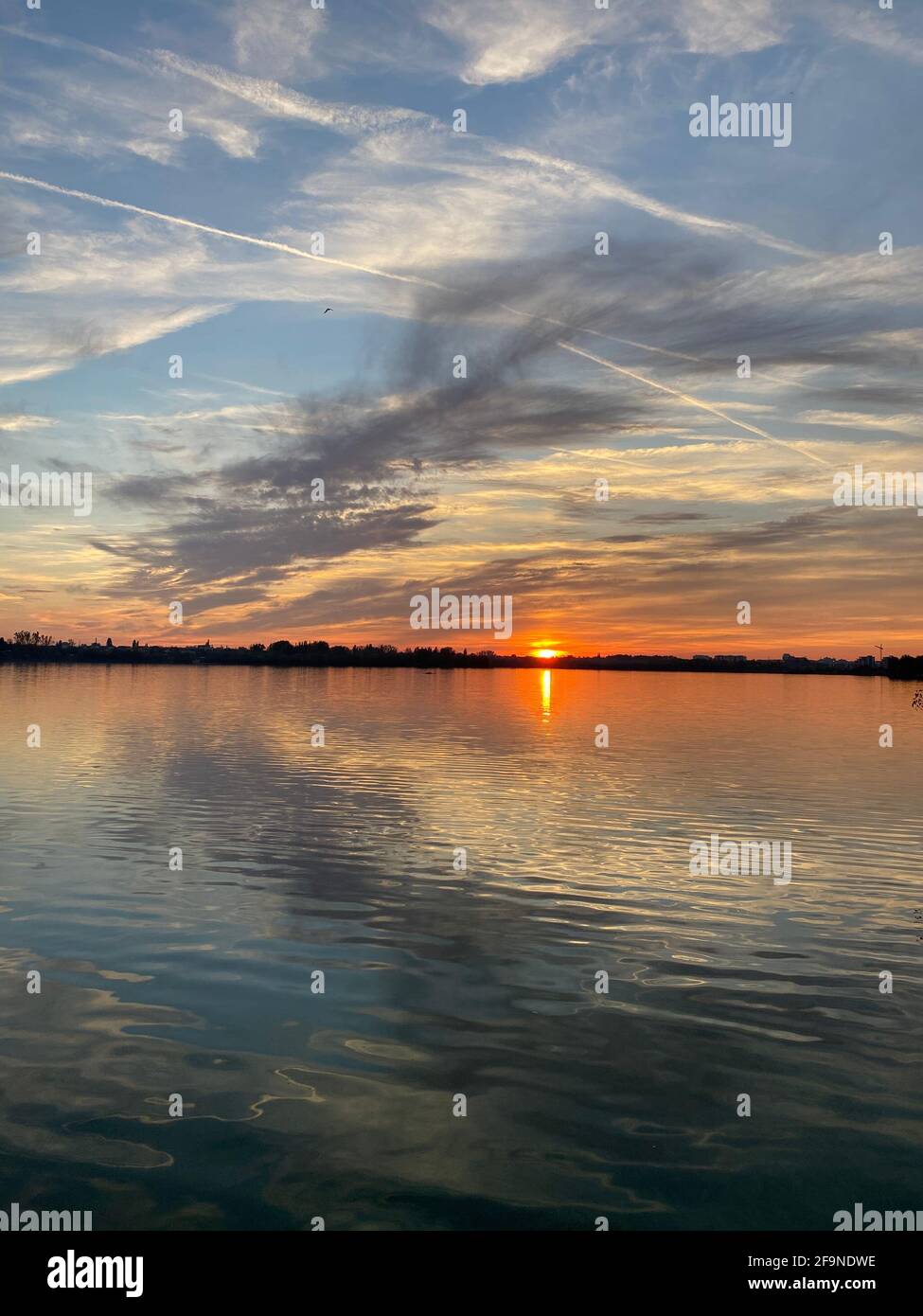 Minimalist sunset hi-res stock photography and images - Alamy