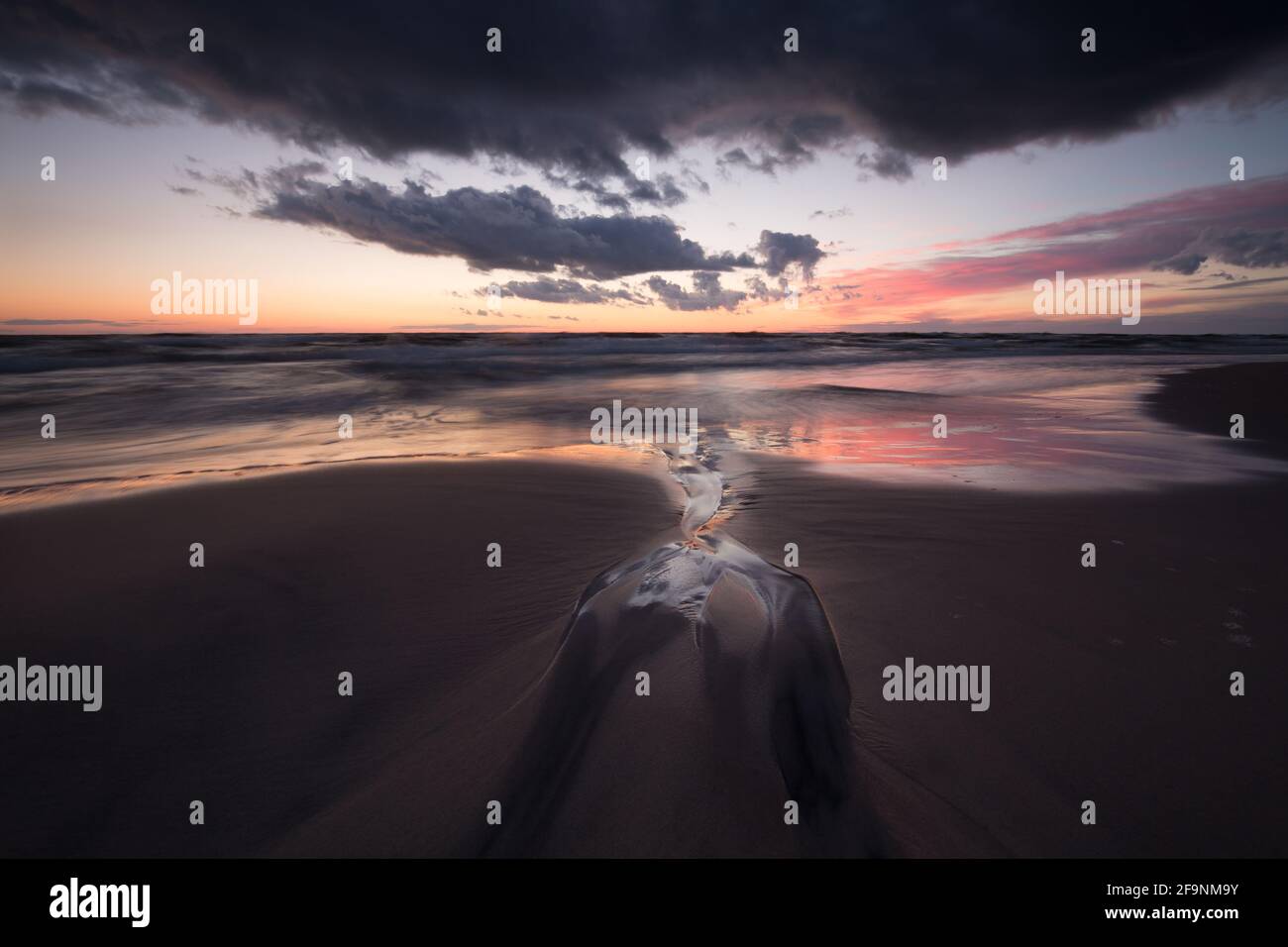 Sunsetting and ocean waves hi-res stock photography and images - Alamy