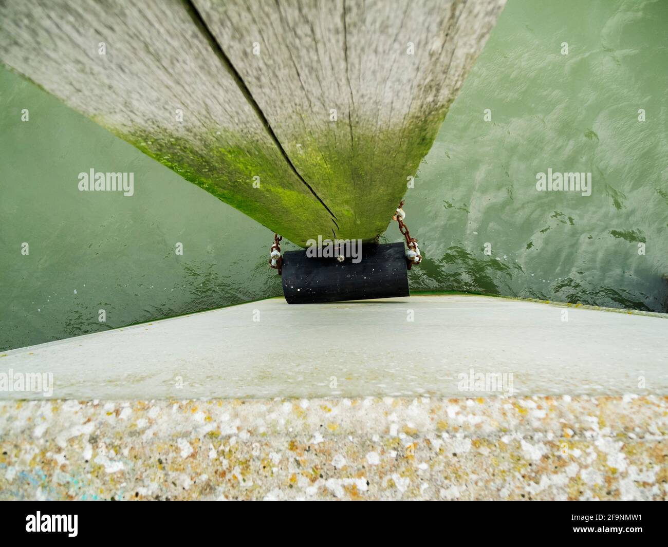Rubber spacers between the quay wall and wooden bollards in a plan view ...