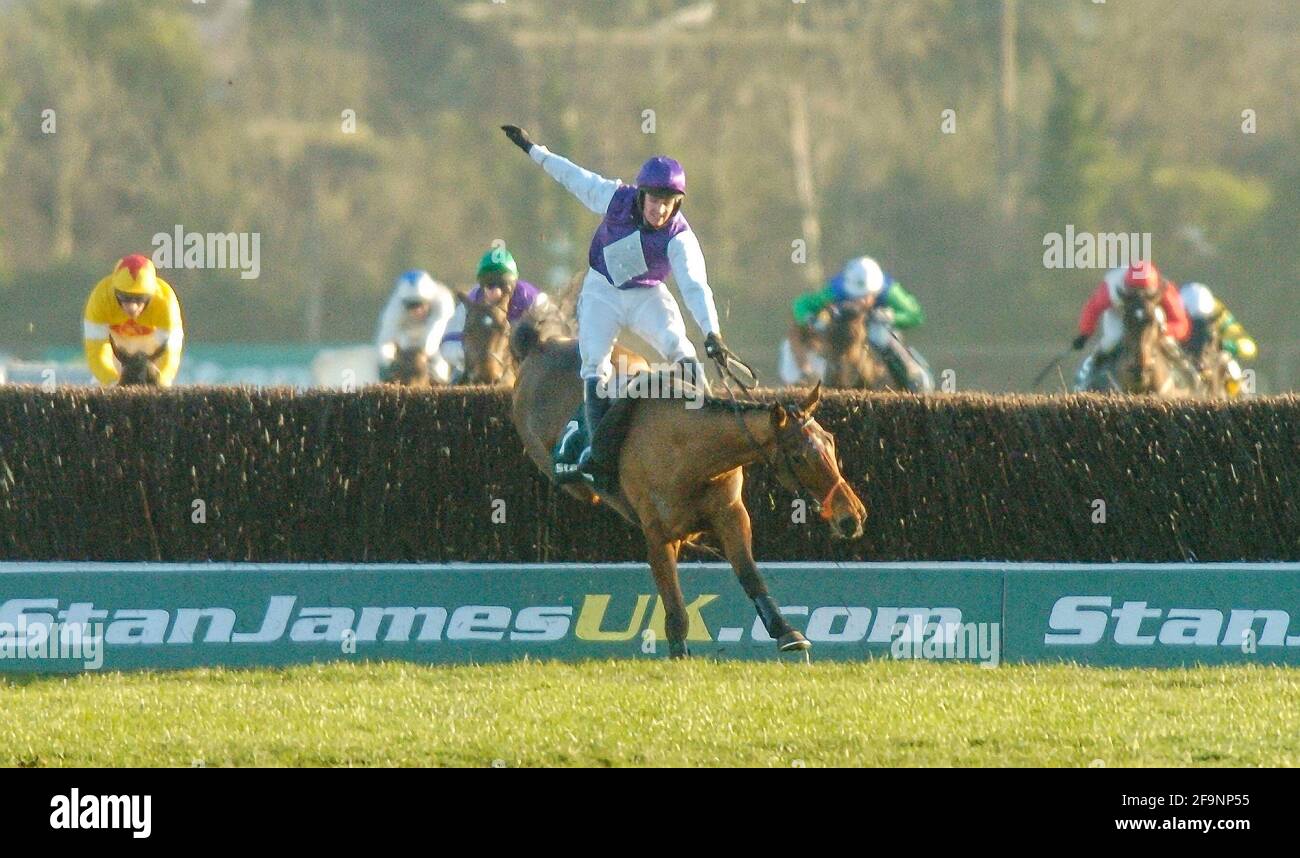 RACING AT KEMPTON PARK 26/12/2004 THE KING GEORGE V1 CHASE THE WINNER ...