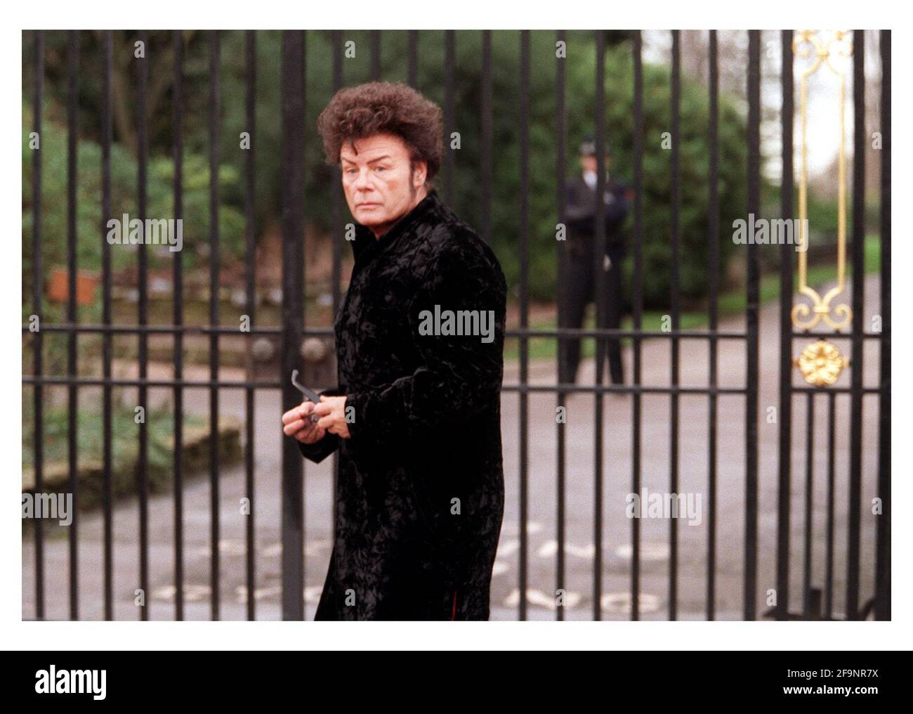GARY GLITTER IN REGENTS PARK AT PRESS CONF AFTER LEAVING PRISON Stock ...