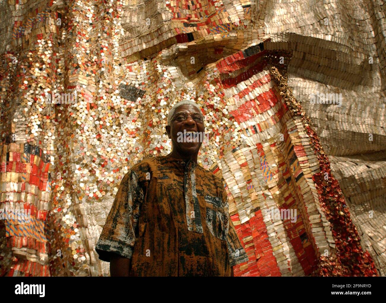 El anatsui bottle tops hi-res stock photography and images - Alamy
