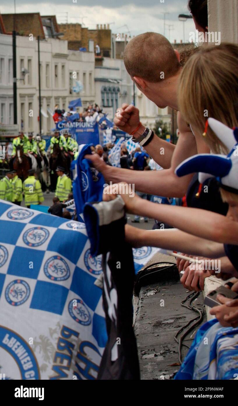 CHELSEA FC,PARADE DOWN THE FULHAM RD WITH THE PREMIERSHIP TITLE.22/5/05 ...