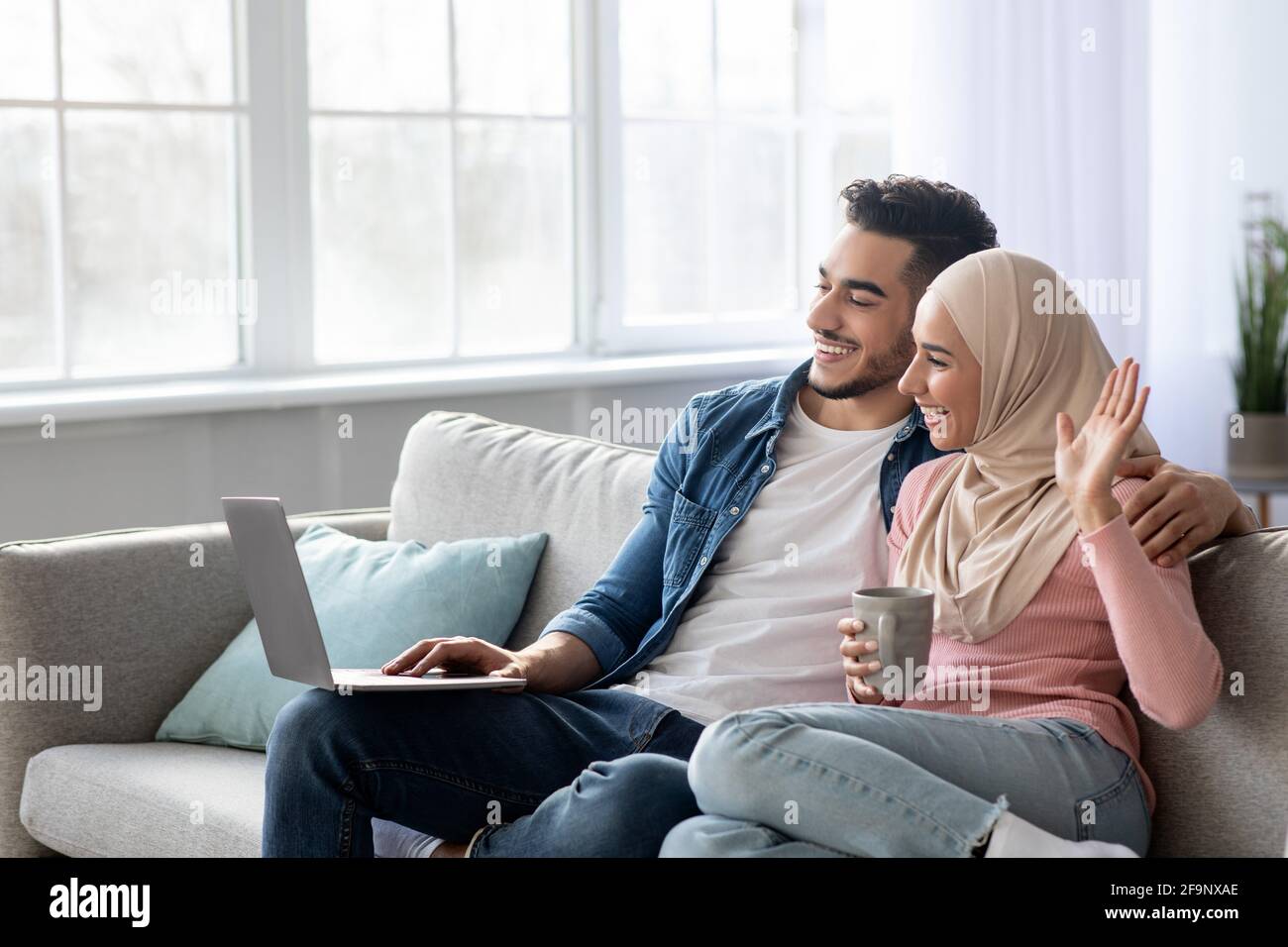 Family waving screen hi-res stock photography and images - Alamy