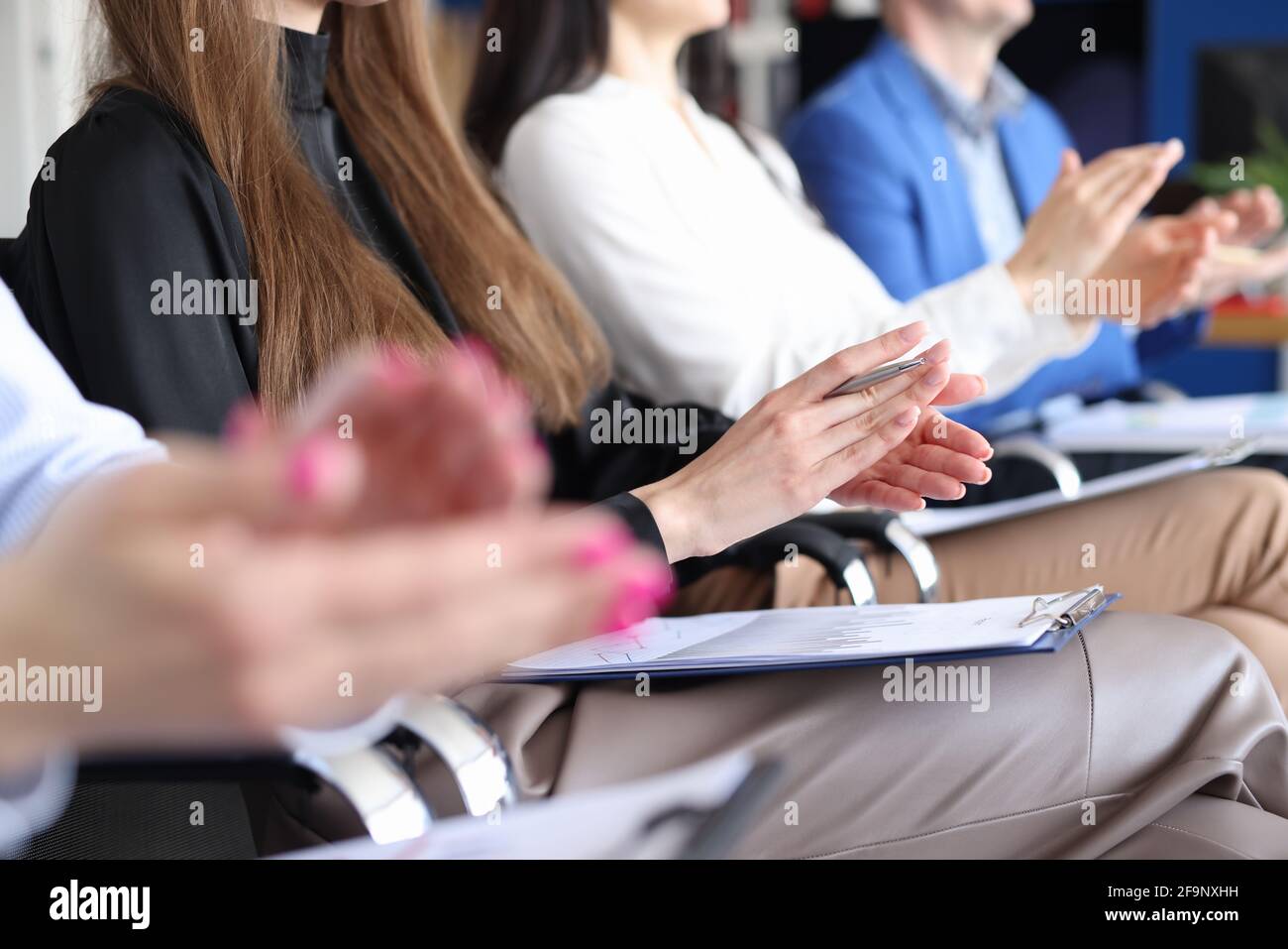 Audience clapping school hi-res stock photography and images - Alamy