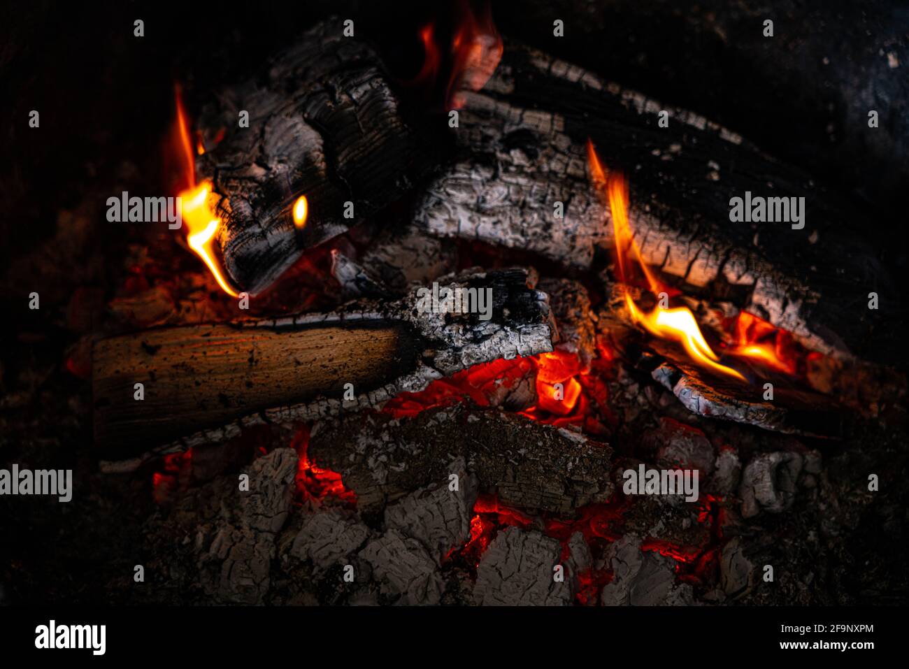 Image of burning logs hi-res stock photography and images - Alamy